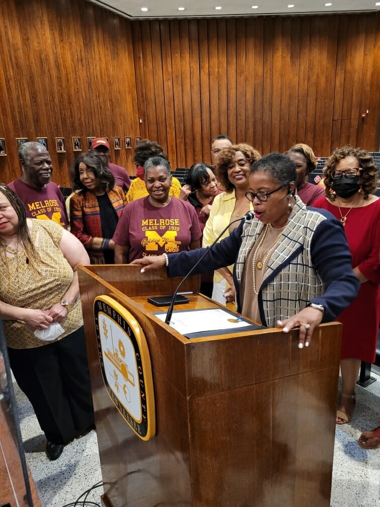 Jamita Swearengen gives special recognition to the Melrose High School ...